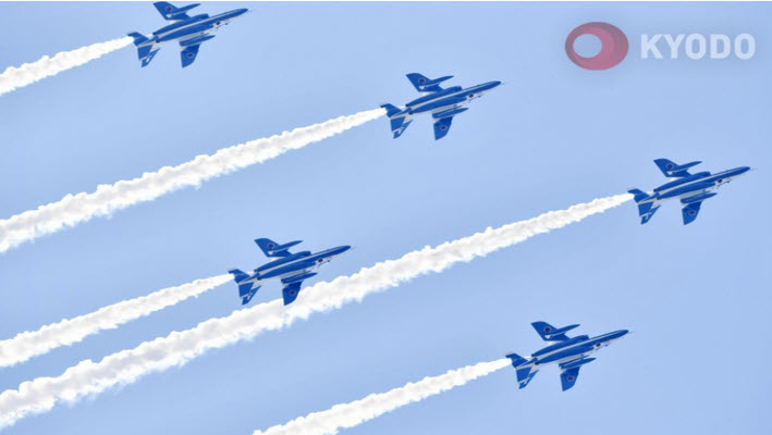 Blue Impulse flies over Tokyo to thank medical staff in virus battle